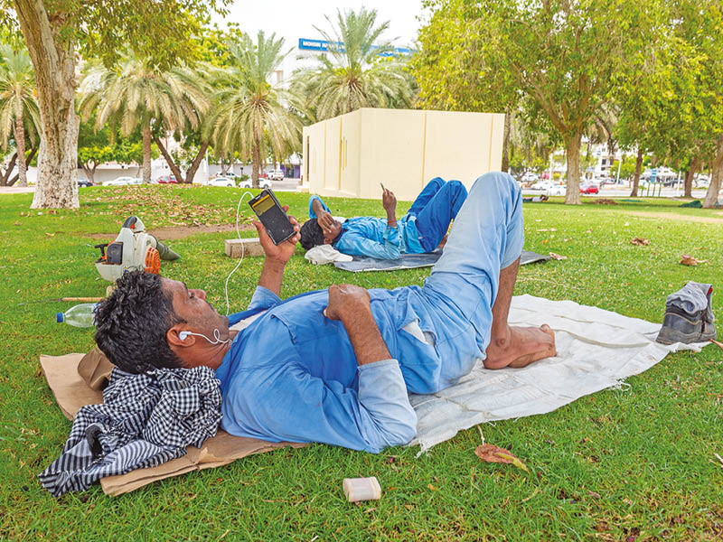 Outdoor workers call for early start of midday break