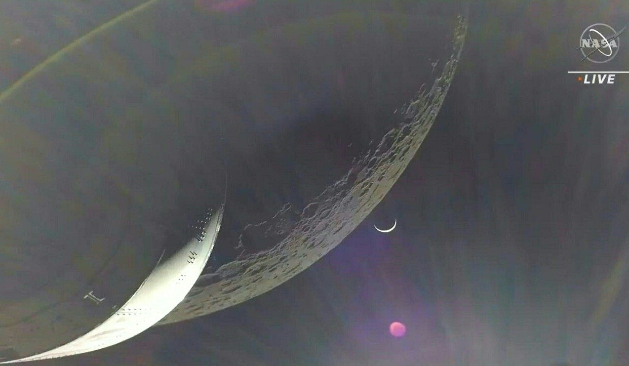 NASA’s Orion spaceship slingshots around Moon, heads for home | Muscat ...