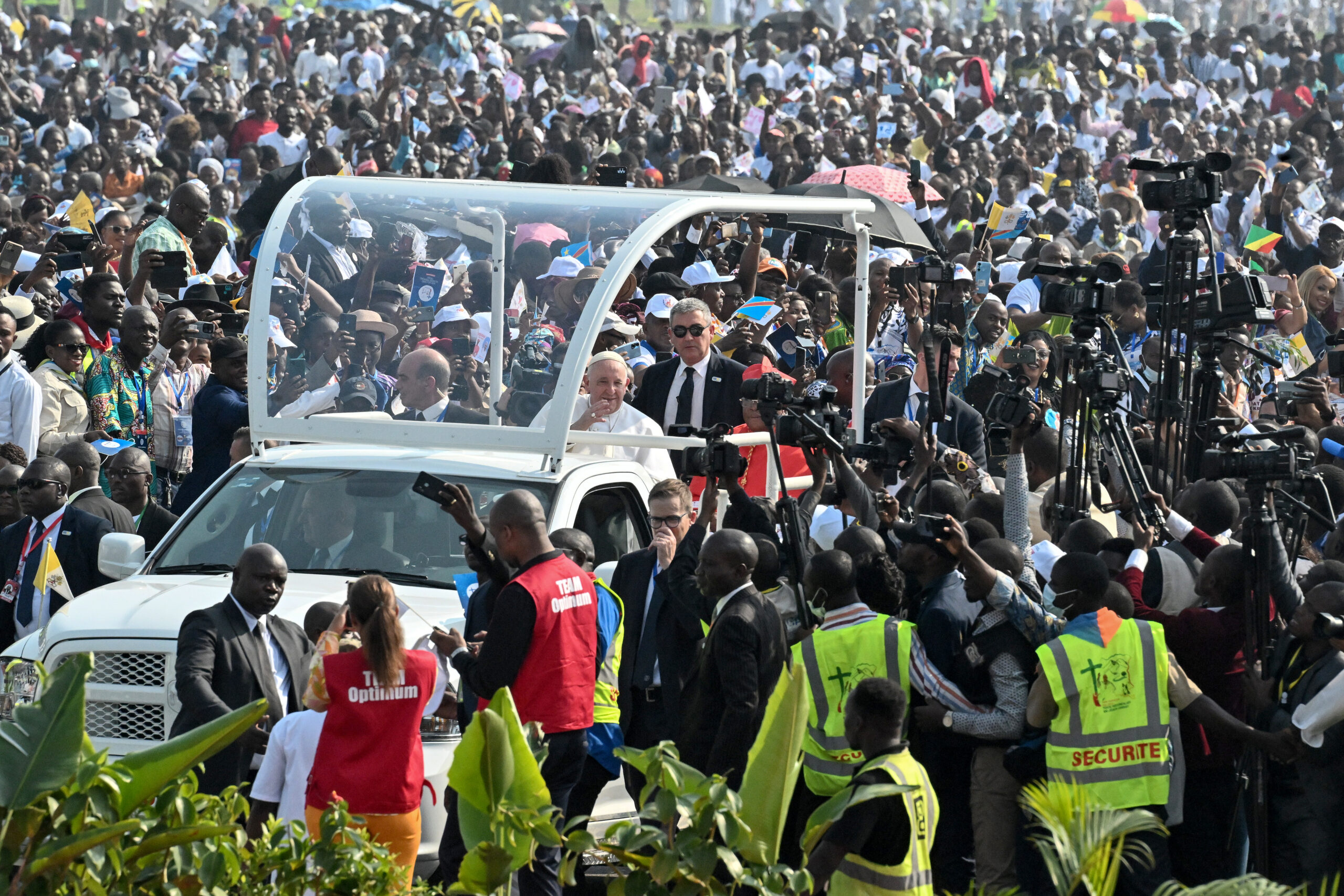 One million faithful attend pope’s mass in DR Congo capital | Muscat ...
