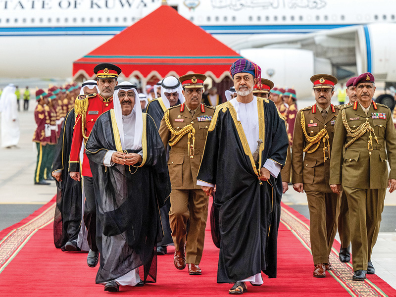 Kuwait Emir Sheikh Mishal gets rousing welcome