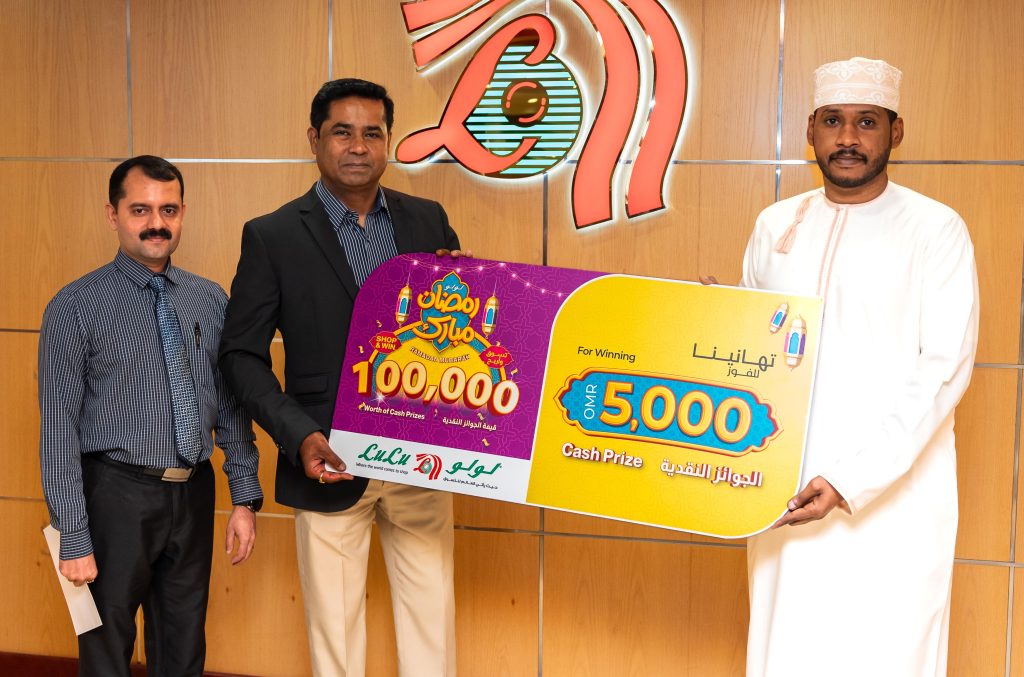 Lulu hands over cash prizes to 'Shop and Win' promotion winners