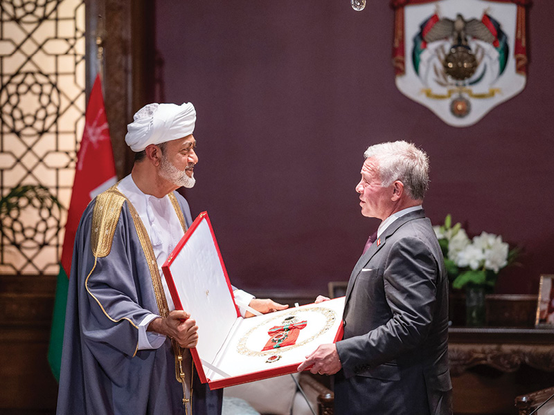 H M, King of Jordan exchange medals