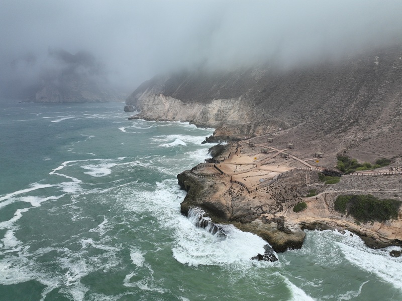 Fog and Dust Alerts Issued Across Several Governorates in Oman